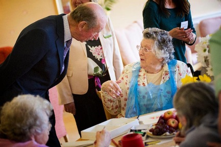 Patron Duke returns to Watlington care home on sunny St George's Day