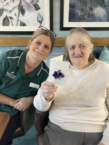 Fountains residents relax with Flower Pressing Session